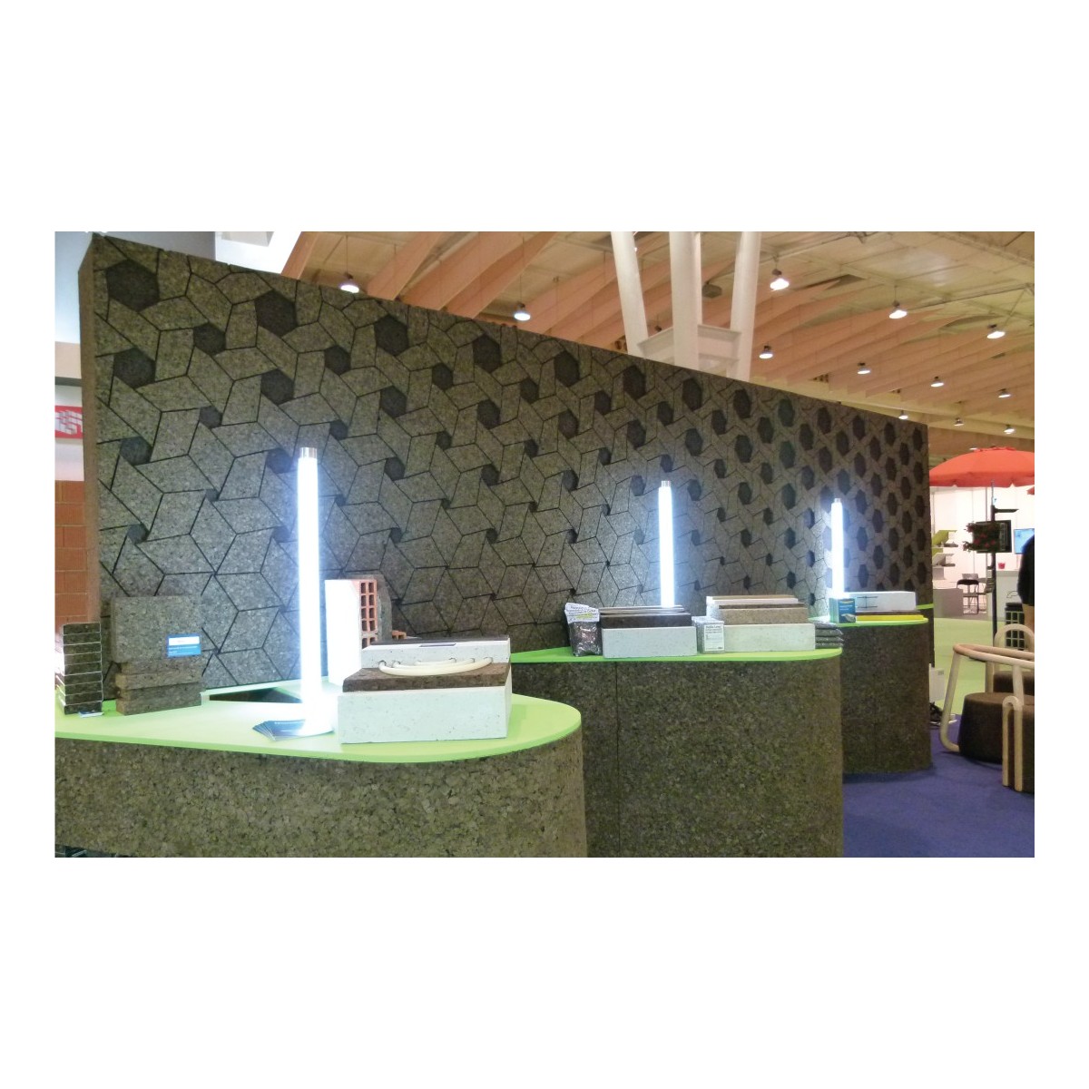 Insulating and sound-absorbing decorative cork coating